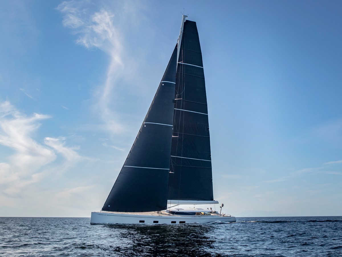 Baltic 142 Canova, a vela e motore da 420 kW. L'elica produce 20 kW ...